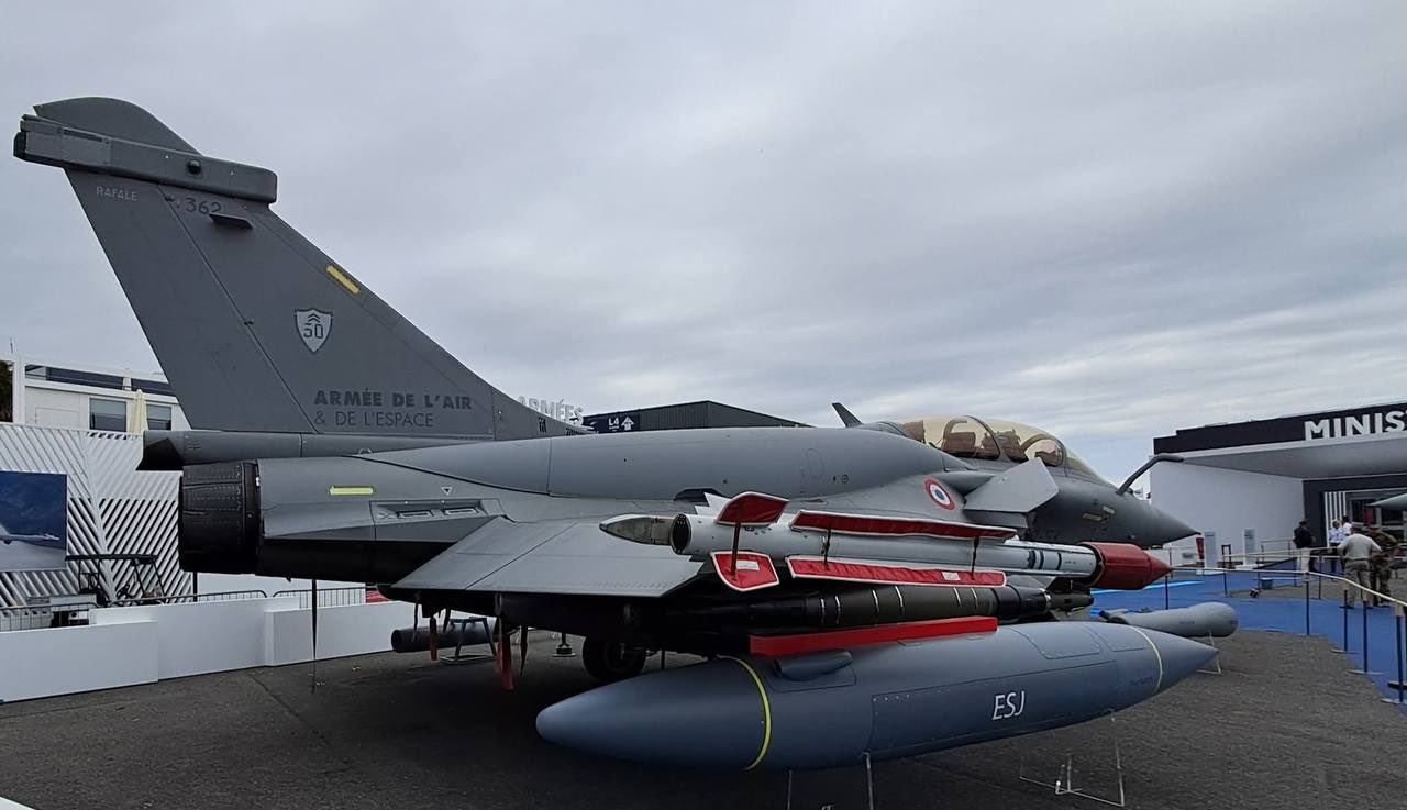 Dassault apresenta Rafale com tanques conformais no Paris Air Show 2025