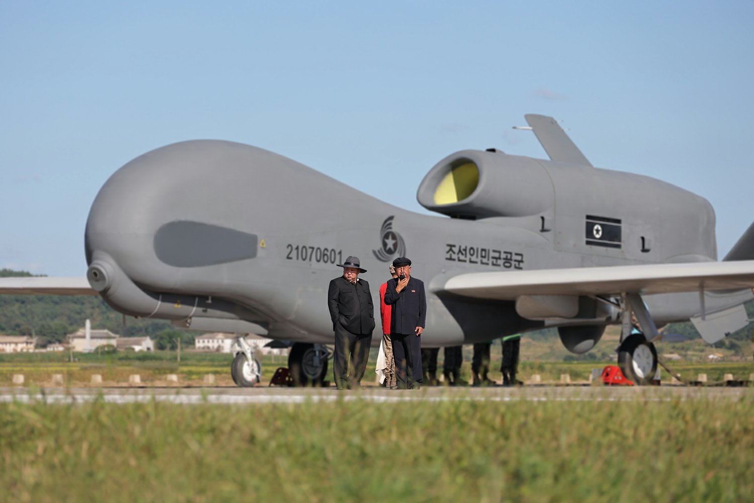 Coreia do Norte divulga imagens de Kim Jong-un vistoriando o drone ...